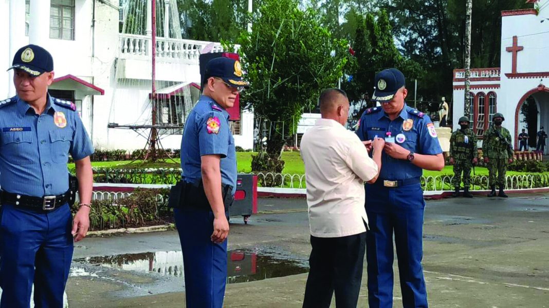 PNP-8 Chief Marbil awards cops for their successful anti-drug operation ...