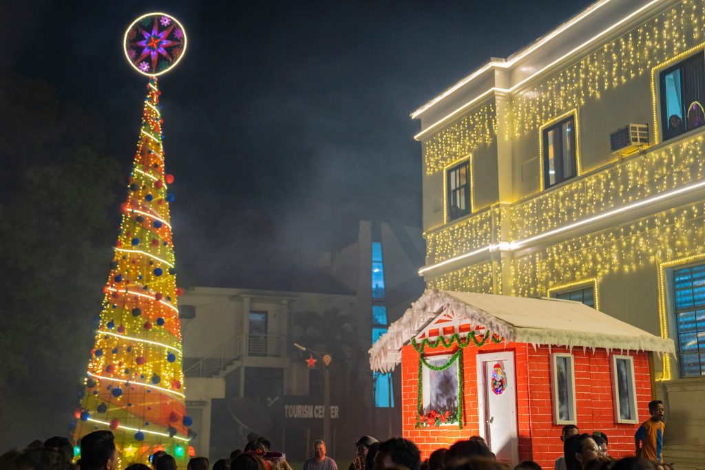 Giant Christmas tree lighted at the Samar provincial capitol grounds ...